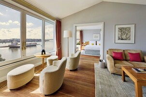 Suite, 1 cama de casal, vista para o rio | 1 quarto, roupa de alta qualidade, camas de colchão pillowtop, minibar 