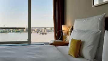 Suite, 1 cama de casal, vista para o rio | 1 quarto, roupa de alta qualidade, camas de colchão pillowtop, minibar