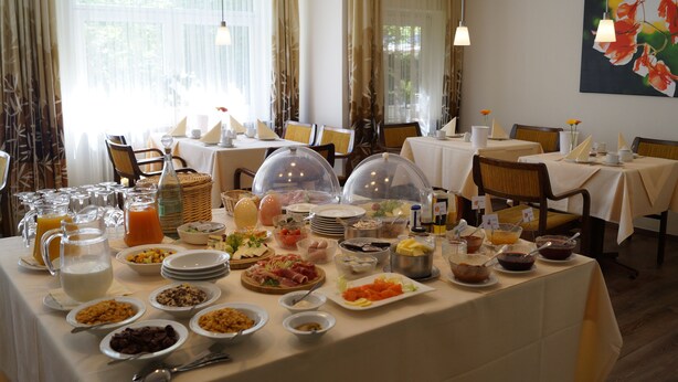 Um buffet de café da manhã com diversos alimentos e bebidas.