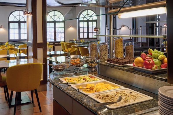 Pequeno-almoço tipo buffet diário (18 EUR por pessoa)