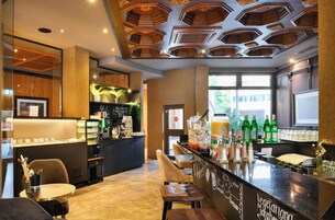 Um café moderno com área de bar, assentos e vista para o exterior.