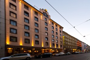 Fachada da propriedade à noite