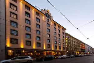 Um hotel com vários andares, um letreiro chamativo com a palavra