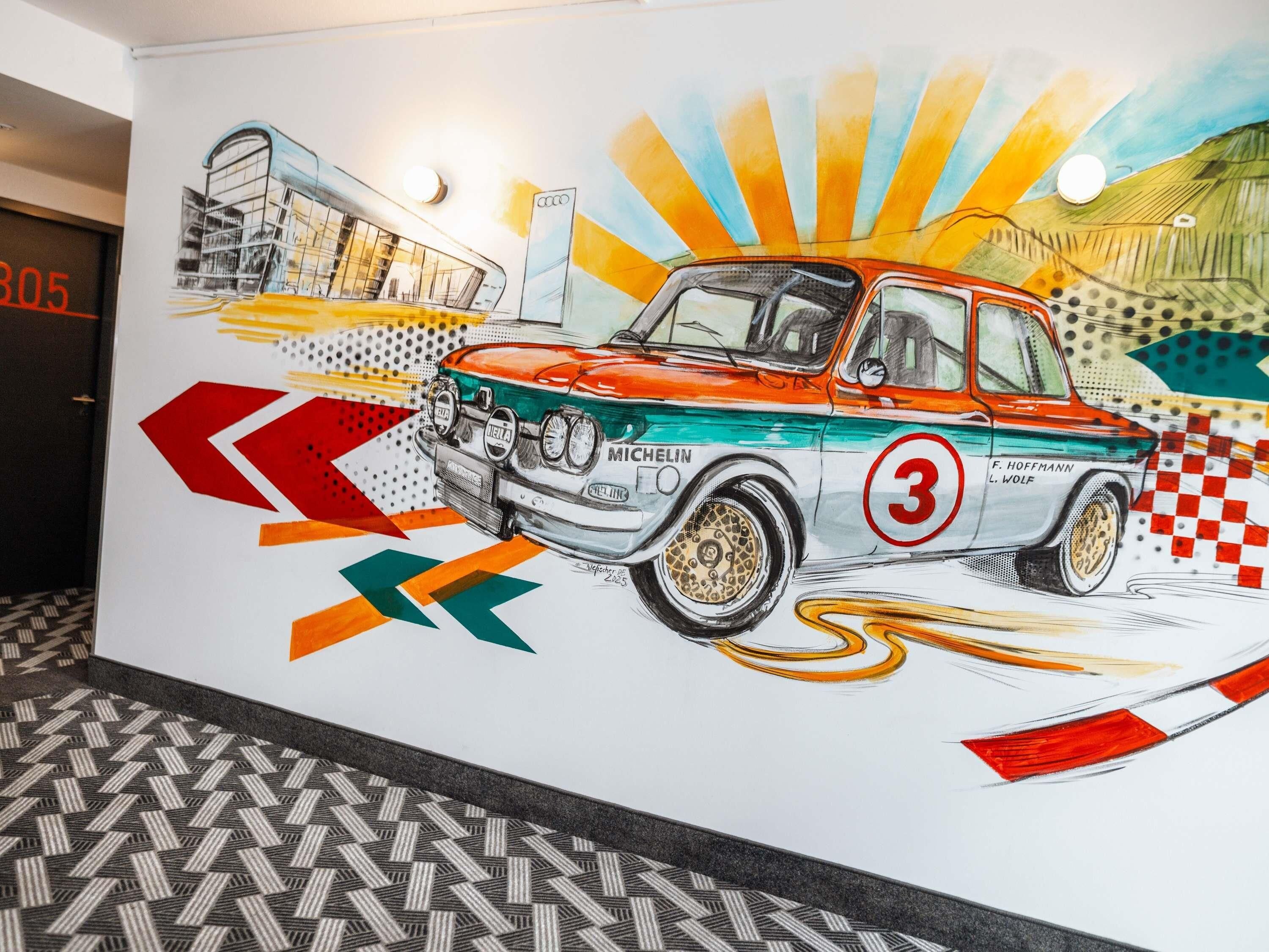 Um mural com um carro de corrida e o número 3 na lateral.