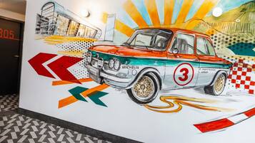 Um mural com um carro de corrida e o número 3 na lateral.