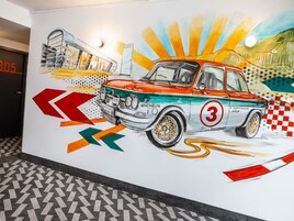 Um mural com um carro de corrida e o número 3 na lateral.