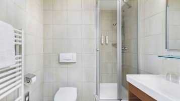 Quarto Standard, 1 cama queen-size | Cofre no quarto, secretária, ferro/tábua de engomar, Wi-fi grátis