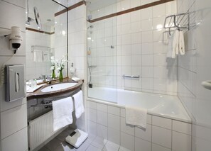 Artigos de higiene ecológicos, um secador de cabelo, roupões 