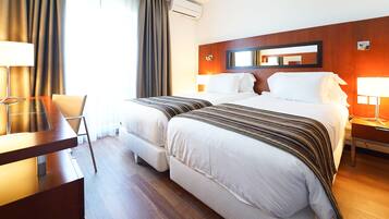 Apartamento clássico, 1 quarto, cozinha | Roupas de cama antialérgicas, frigobar, cofres nos quartos, escrivaninha