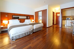 Roupa hipoalergénica, minibar, cofre com capacidade para portátil 