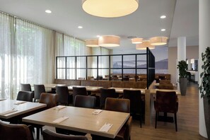 Café da manhã com buffet diário (EUR 18 por pessoa) 