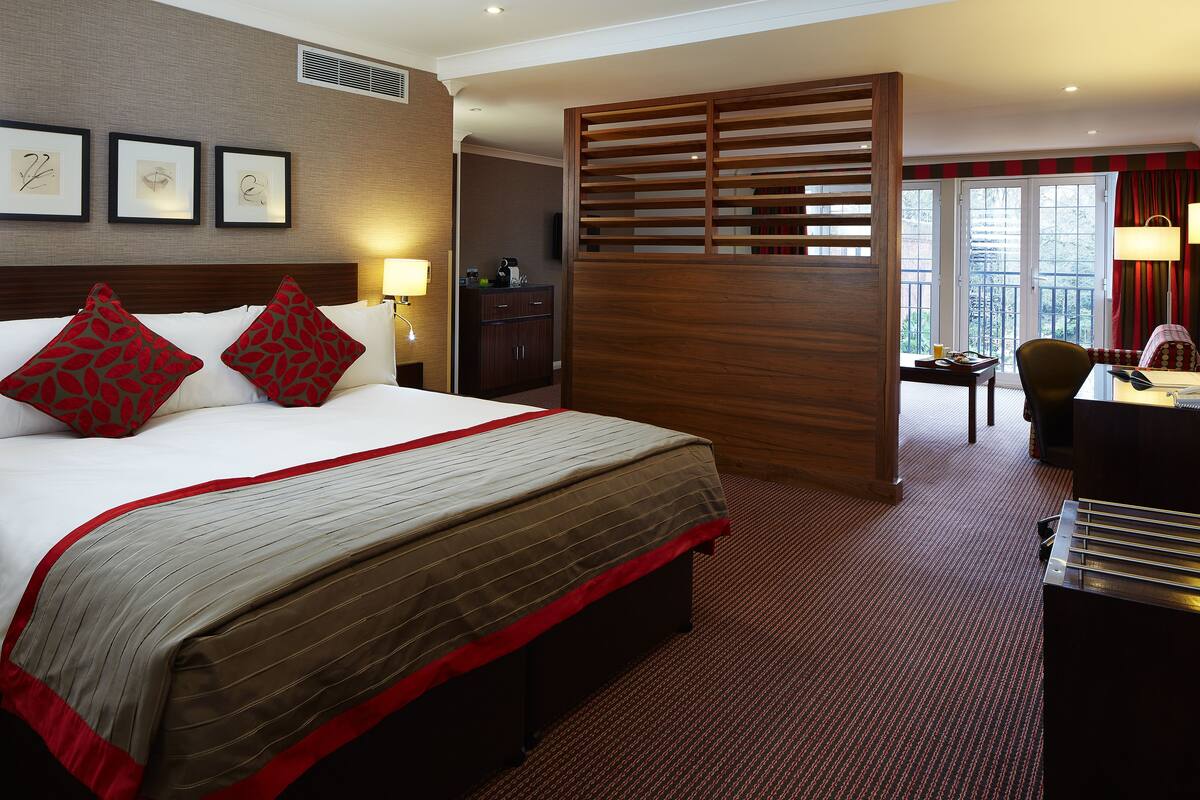Suite, 1 cama de casal | Roupa de alta qualidade, cofre no quarto, secretária 