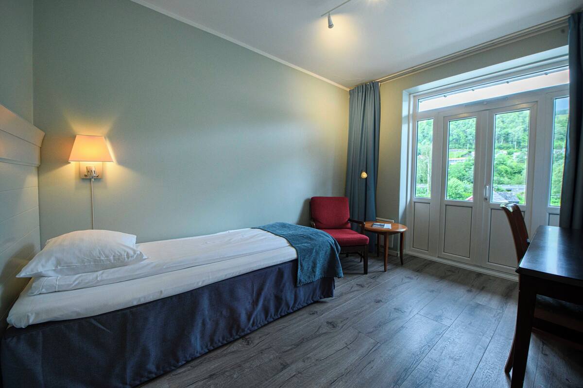 Quarto standard, 1 cama de solteiro | Escrivaninha, berços (sobretaxa), Wi-Fi de cortesia, roupa de cama