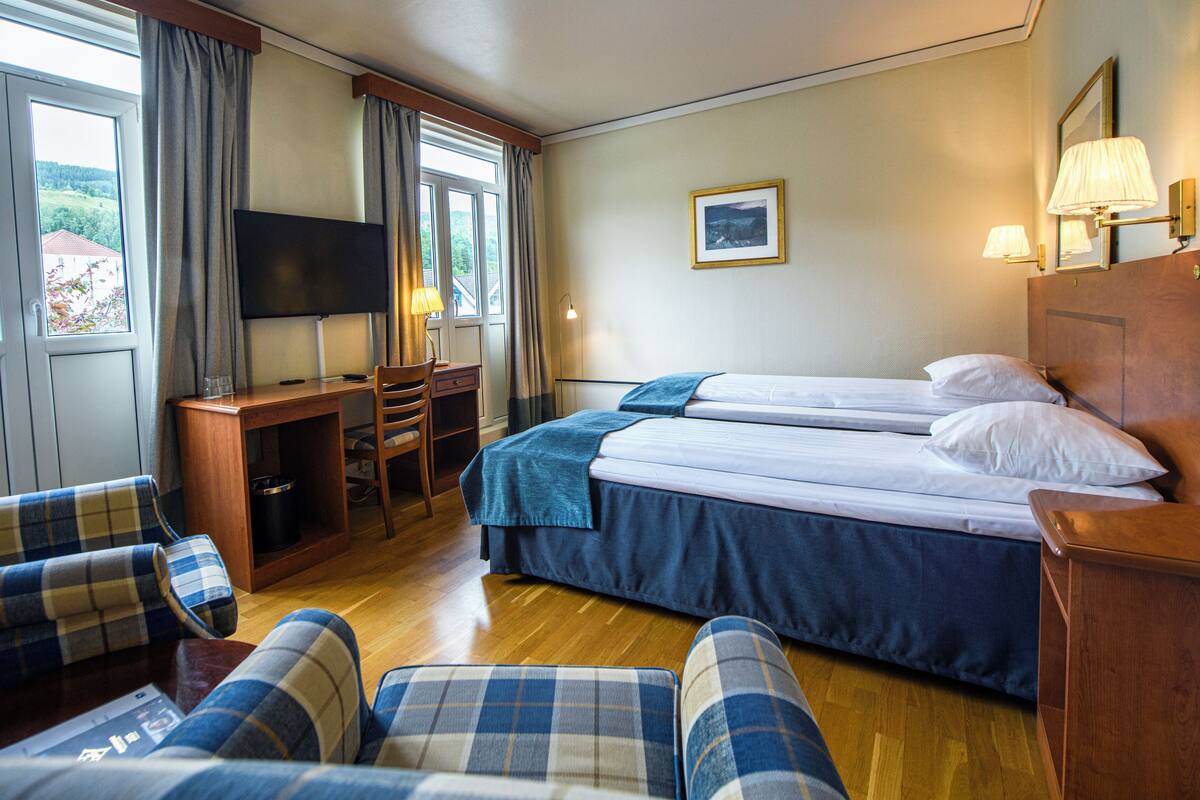 Quarto casal ou duplo standard, 2 camas de solteiro | Escrivaninha, berços (sobretaxa), Wi-Fi de cortesia, roupa de cama