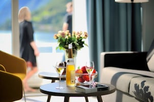 Quarto casal ou duplo, 2 camas de solteiro, vista para o mar | Opções para refeição no quarto