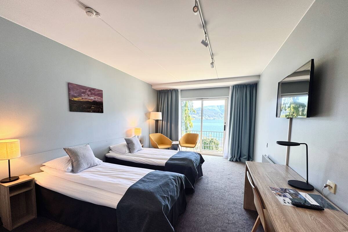 Quarto casal, sacada (Fjord view) | Escrivaninha, berços (sobretaxa), Wi-Fi de cortesia, roupa de cama