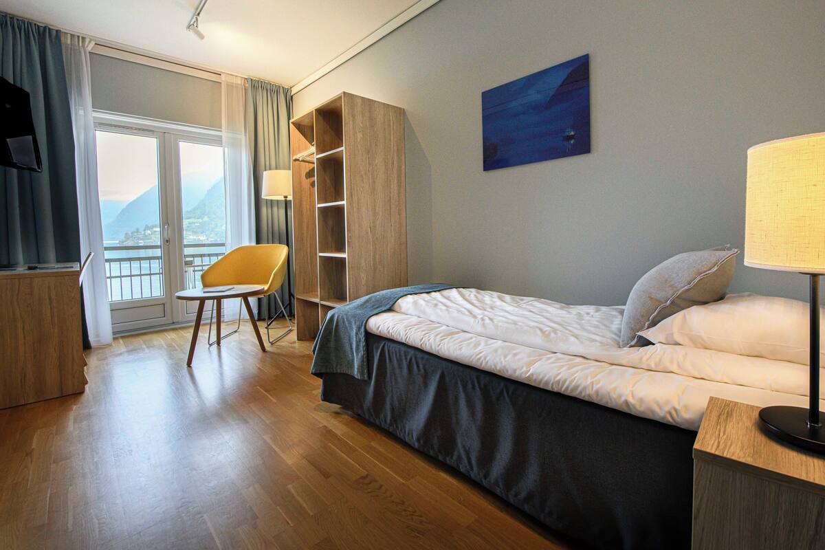 Quarto, sacada (Simple, Fjord View) | Escrivaninha, berços (sobretaxa), Wi-Fi de cortesia, roupa de cama