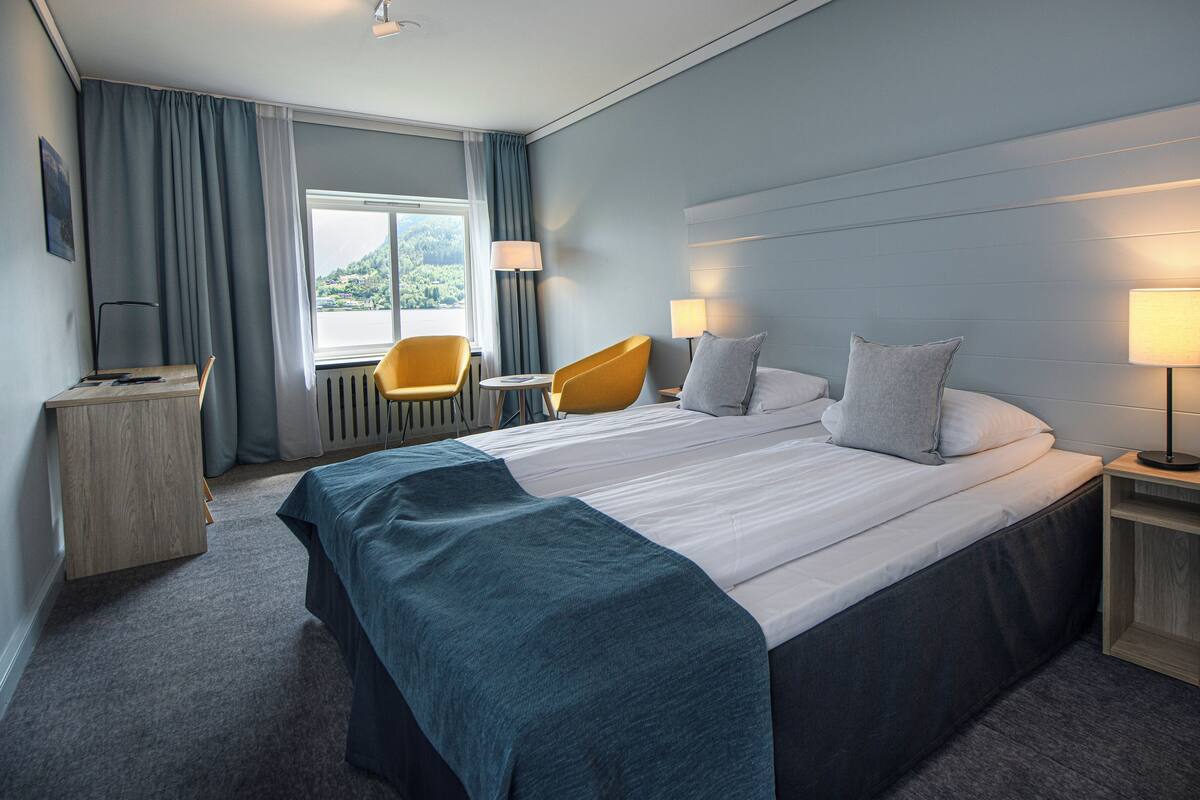 Quarto casal ou duplo, 2 camas de solteiro (Fjord view) | Escrivaninha, berços (sobretaxa), Wi-Fi de cortesia, roupa de cama