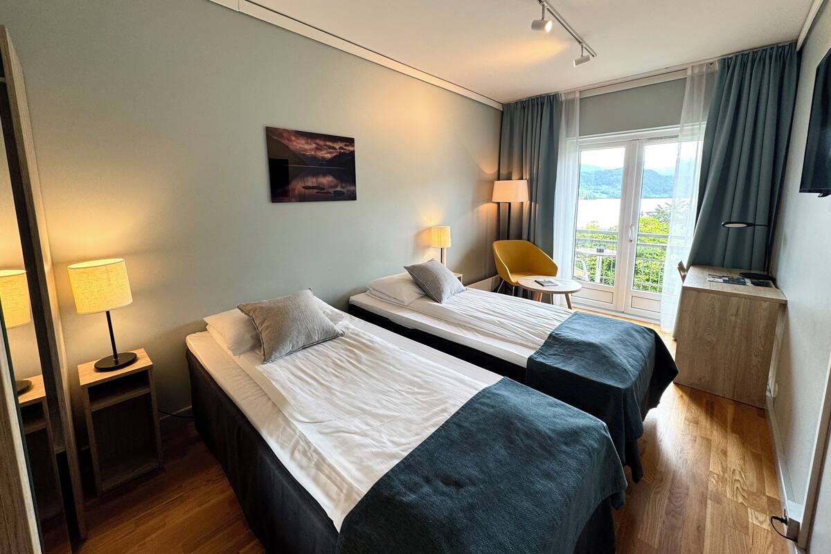 Quarto, 2 camas de solteiro, sacada (Fjord View) | Escrivaninha, berços (sobretaxa), Wi-Fi de cortesia, roupa de cama