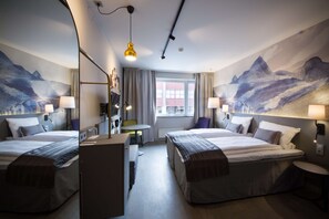 Quarto Twin Standard | Minibar, secretária, ferro/tábua de engomar 