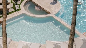 Piscina externa, guarda-sóis, espreguiçadeiras