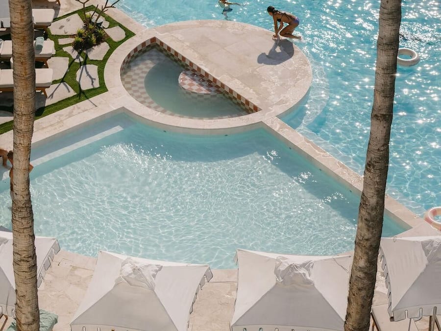 Piscina externa, guarda-sóis, espreguiçadeiras