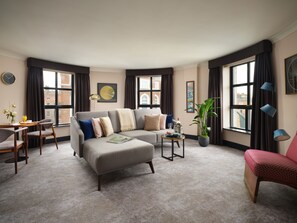 Suíte, 1 quarto | Área de estar | TV de tela plana 40 polegadas com canais digitais, TV