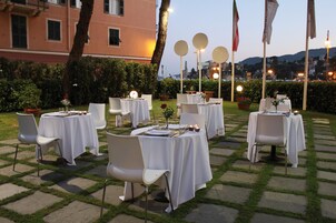 Pequenos-almoços, almoços, jantares servidos, com vista para o jardim 