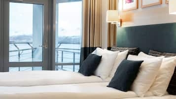 Quarto Superior, 1 cama king-size, varanda | 1 quarto, secretária, Wi-fi grátis, roupa de cama fornecida