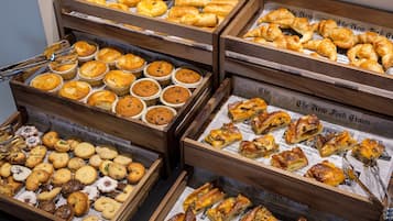 Pequeno-almoço tipo buffet nos dias úteis (15 EUR por pessoa)