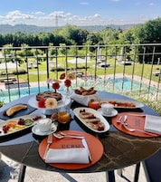 Pequeno-almoço tipo buffet diário mediante uma taxa