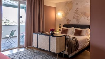 Roupa hipoalergénica, minibar, cofre no quarto, secretária