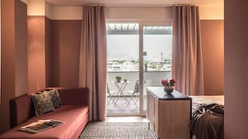 Roupa hipoalergénica, minibar, cofre no quarto, secretária