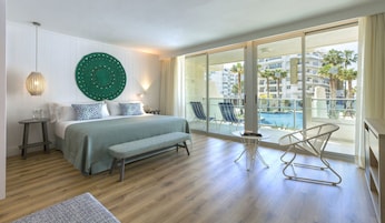 Minibar, ferro/tábua de engomar, berços/camas para crianças 