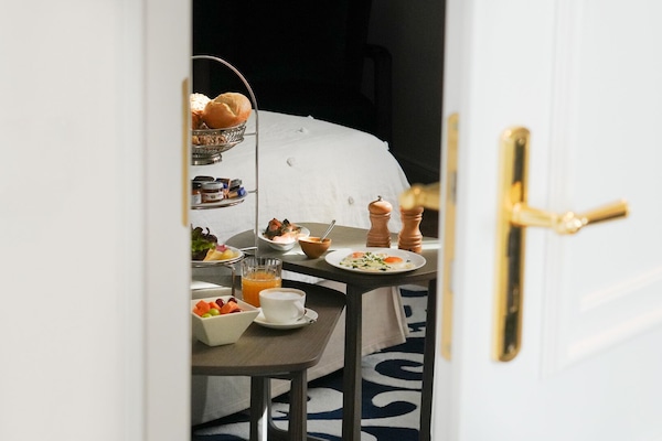 Pequeno-almoço tipo buffet diário (30 EUR por pessoa)