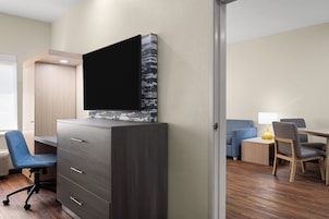 Suite, 1 cama king-size | Cofre no quarto, com decoração personalizada