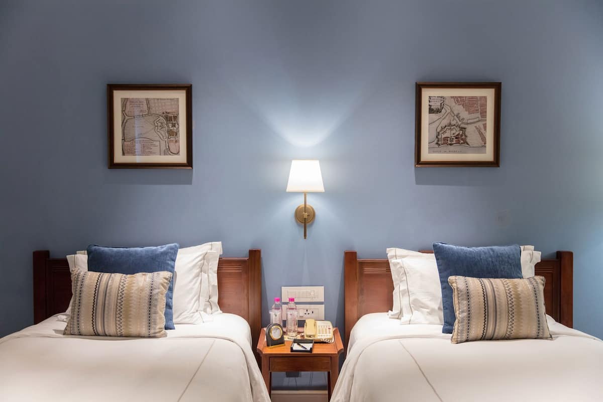 1 quarto, roupas de cama antialérgicas, frigobar, cofres nos quartos