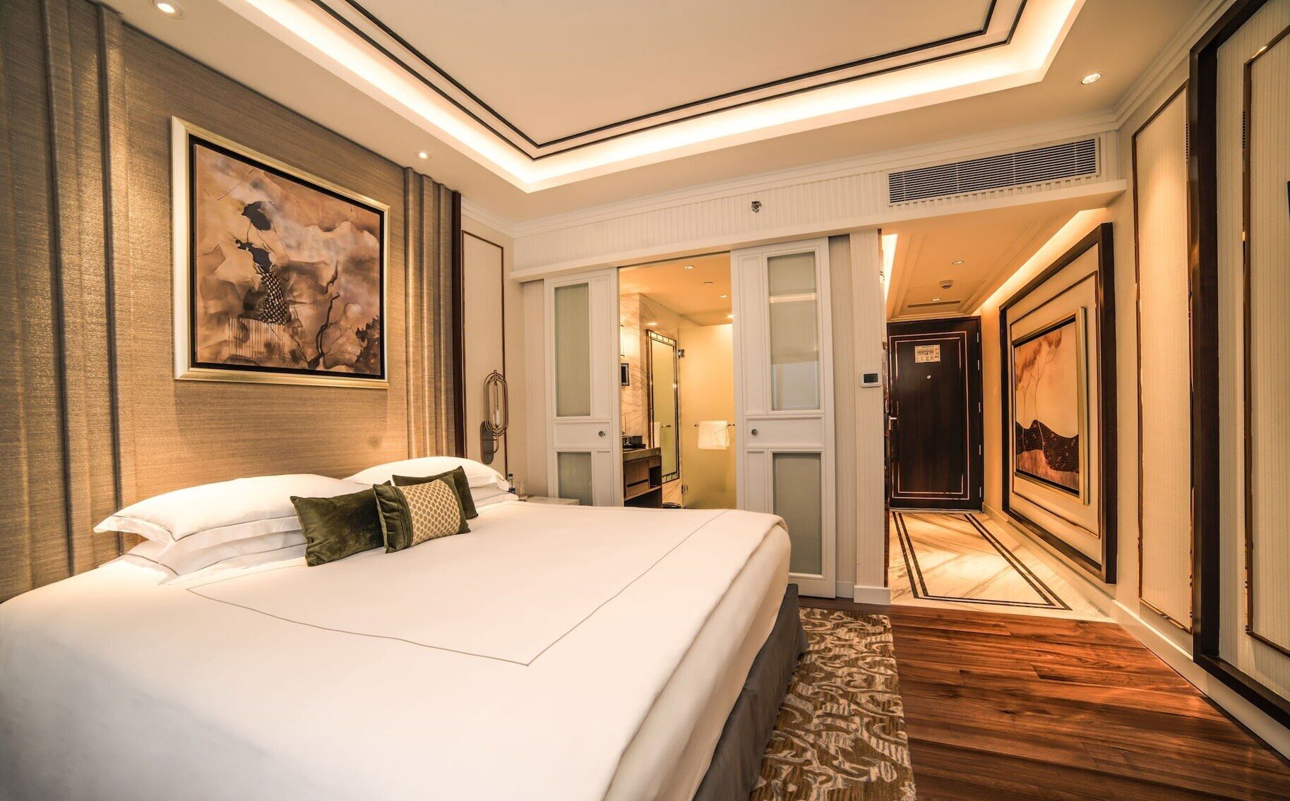 Roupa de alta qualidade, minibar, cofre com capacidade para portátil 