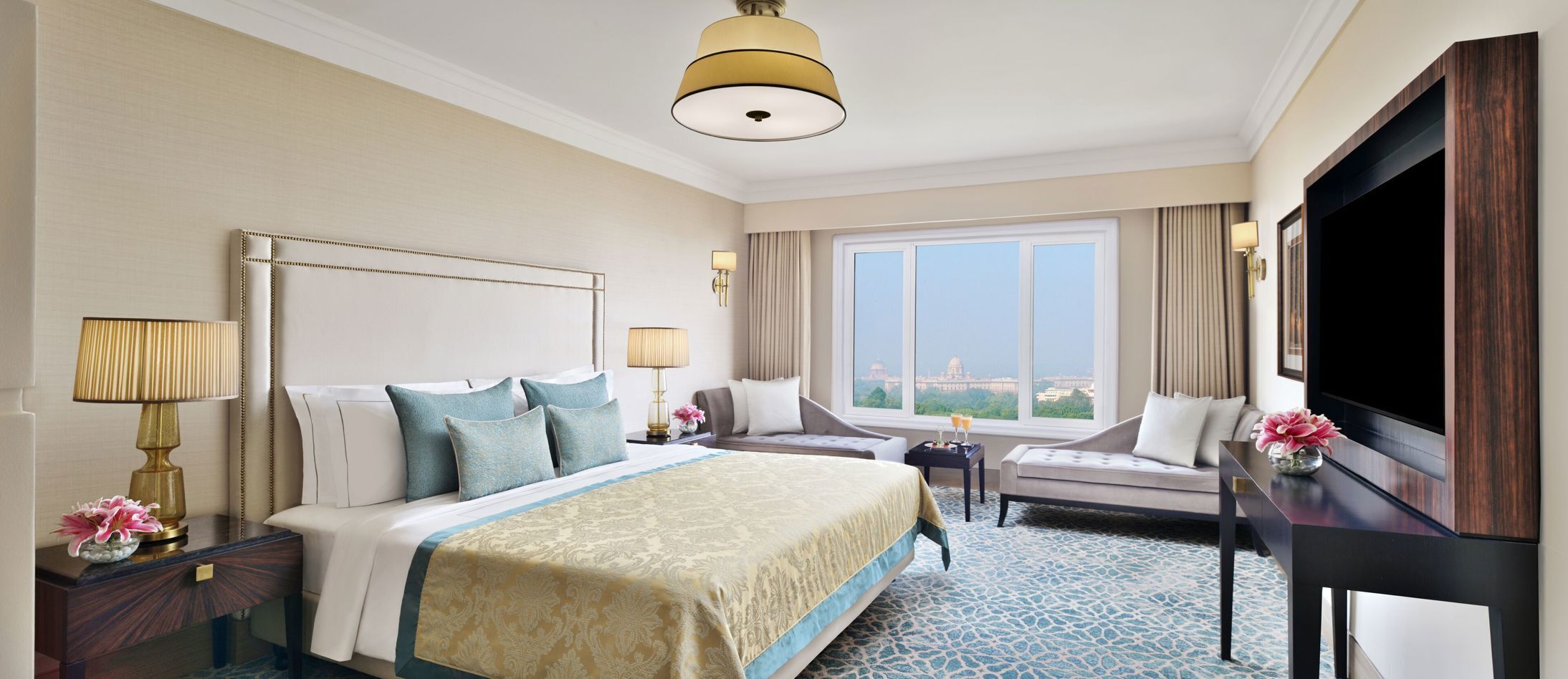 Roupas de cama premium, frigobar, cofres nos quartos