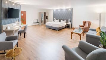Quarto luxo, 1 cama de casal (Cozy Sitting Corner) | Roupas de cama antialérgicas, frigobar, cofres nos quartos, escrivaninha