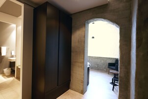 Design Room | Roupa hipoalergénica, cofre no quarto, secretária 