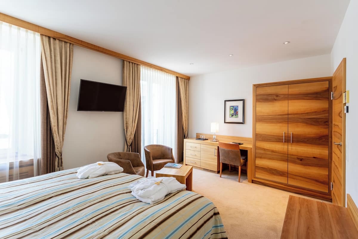 Quarto Duplo Superior | Roupa de alta qualidade, edredões de penas, minibar, cofre no quarto 