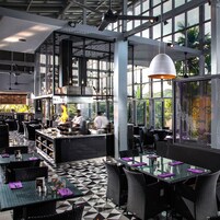 4 restaurantes, que servem almoços, jantares, também cozinha italiana 