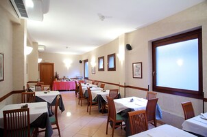Café da manhã com buffet grátis todos os dias