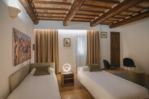 Quarto quádruplo | Frigobar, escrivaninha, Wi-Fi de cortesia, roupa de cama