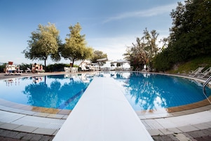 Piscina exterior, da(s) 8:00 à(s) 18:00, toldos (sobretaxa) 