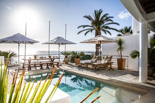 Piscina externa, guarda-sóis, espreguiçadeiras