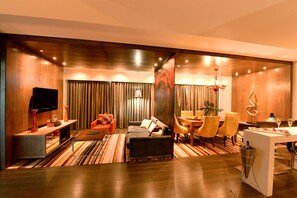 Suíte presidencial | Roupas de cama premium, frigobar, cofres nos quartos, escrivaninha