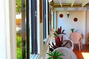 Serviço de almoço, culinária caribenha, restaurante ao ar livre