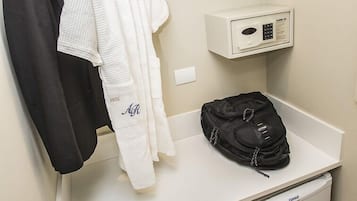 Roupas de cama antialérgicas, frigobar, cofres nos quartos